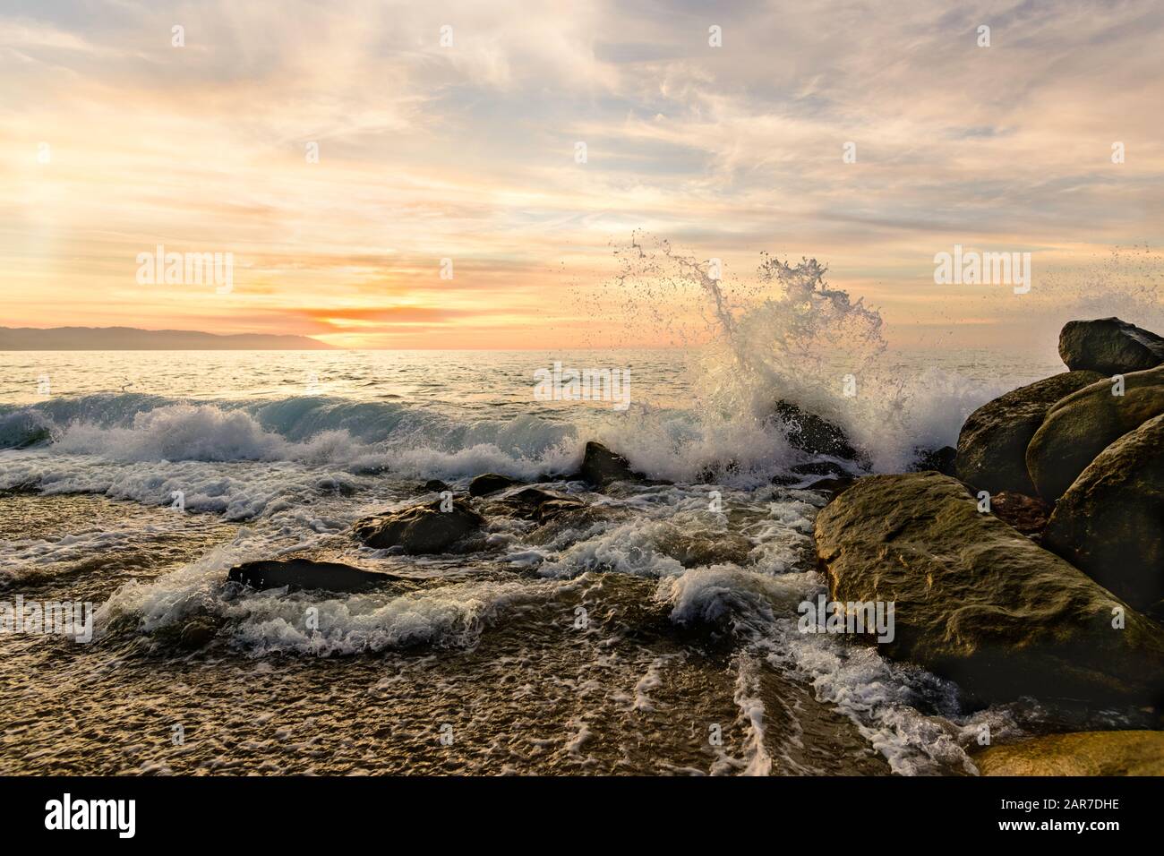 Wave rushing in shore hi-res stock photography and images - Alamy