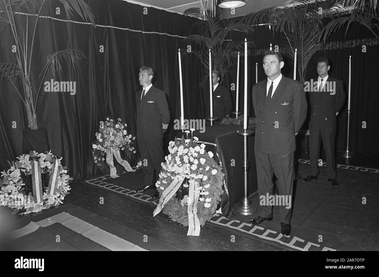 Deceased captain G.H. de Groot revealed in Chapelle Ardente at Schiphol ...
