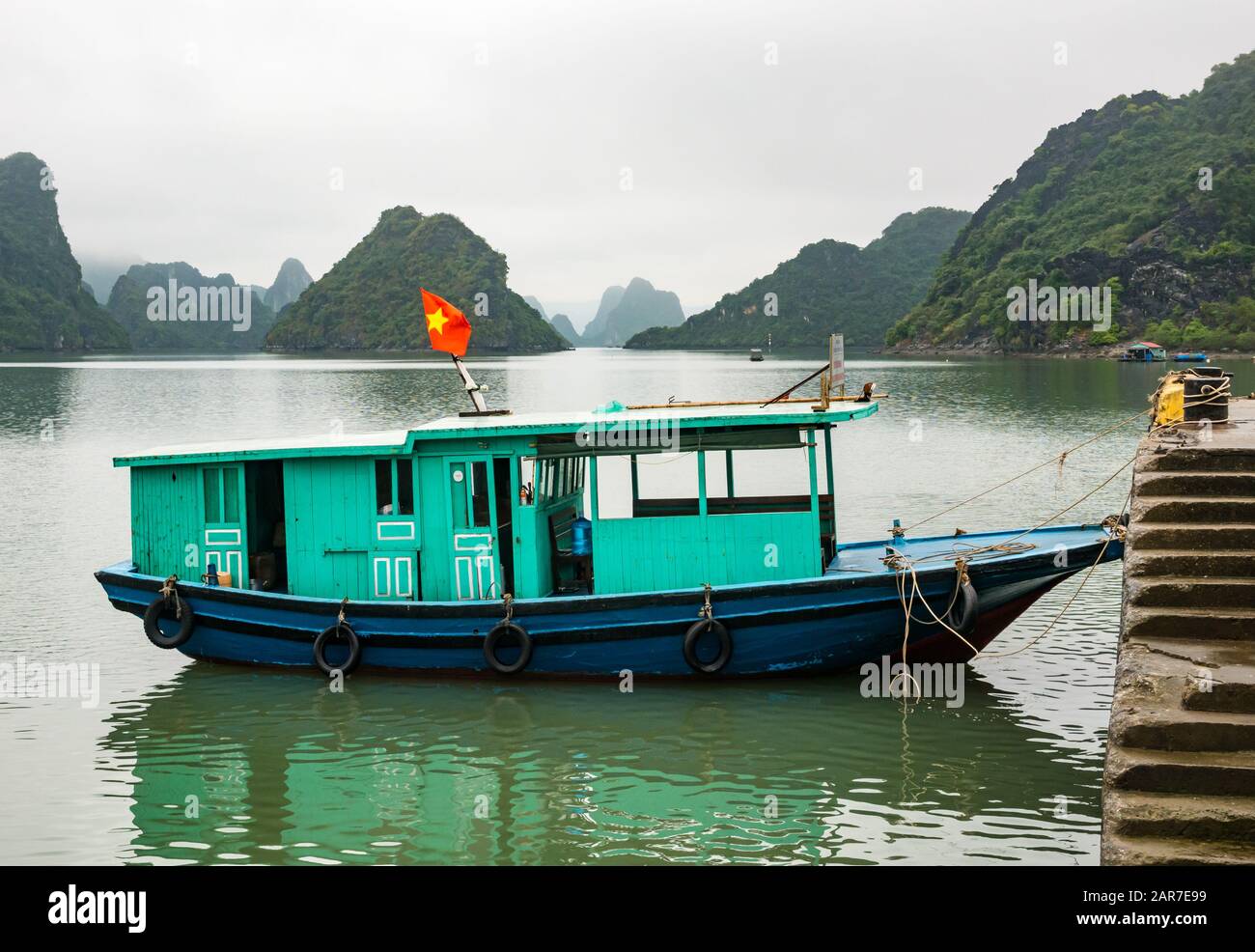 Traditional vietnamese fishing boat hi-res stock photography and images ...