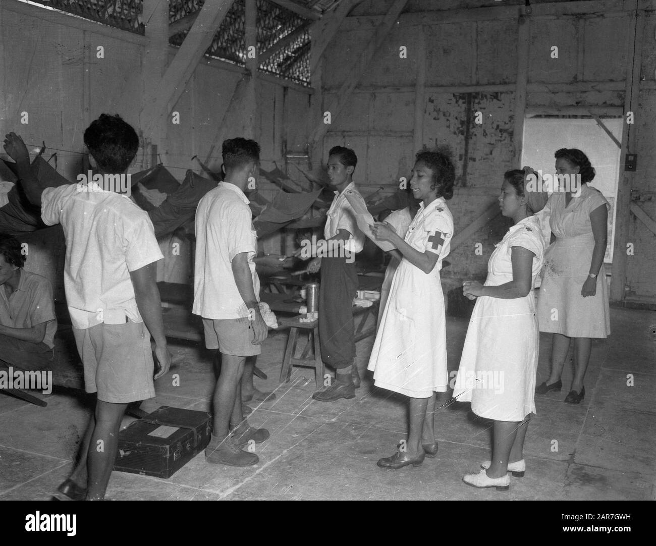 Soldiers from medical evacuation Black and White Stock Photos & Images ...