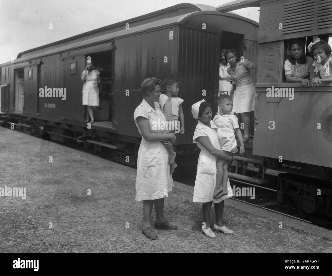 Arrival of Red Cross evacuation train KNIL By additional train ...