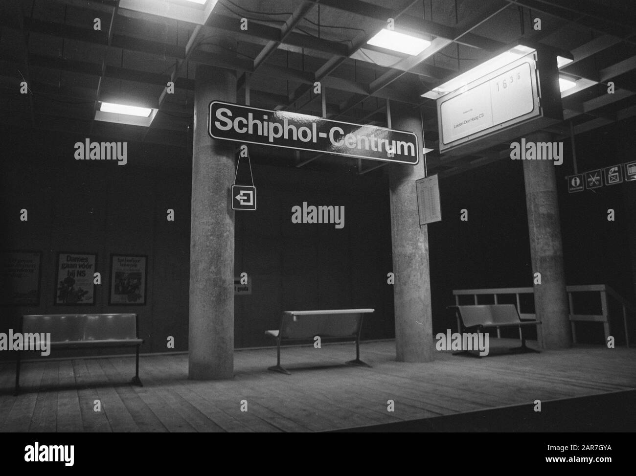 Platform van Black and White Stock Photos & Images - Alamy