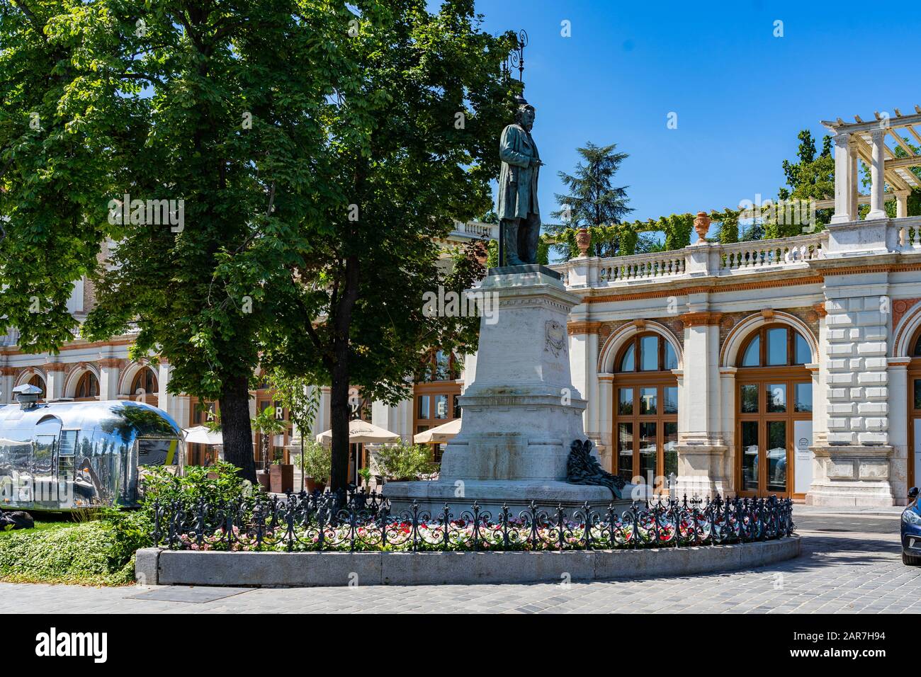 Castle Garden Bazaar in Budapest, Hungary Stock Photo - Alamy