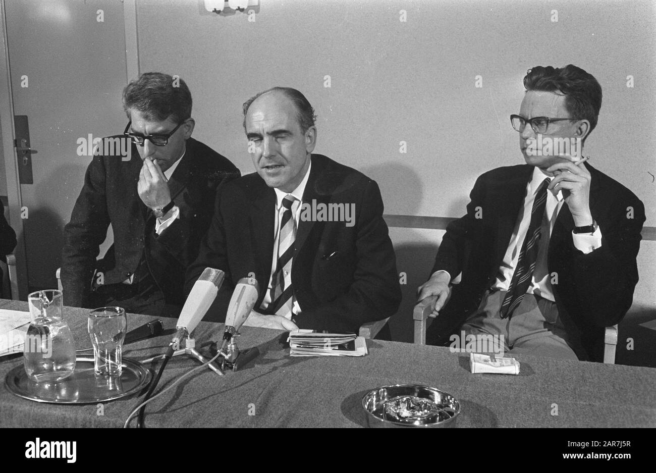 Press conference by Andreas Papandreou in Poort van Cleve in Amsterdam ...