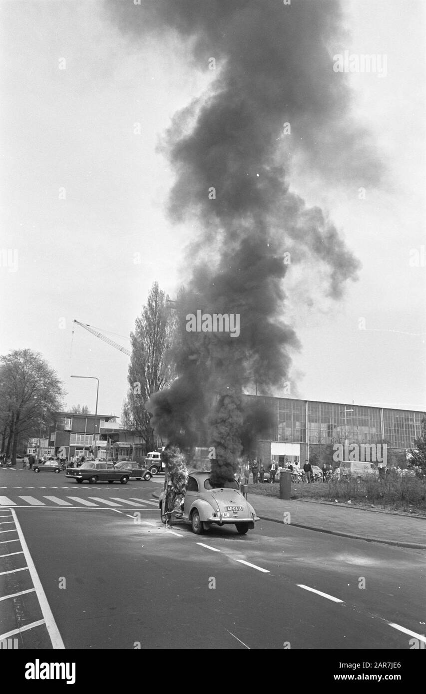 Passenger car totally burned out on corner of Apollolaan and Stadionweg ...