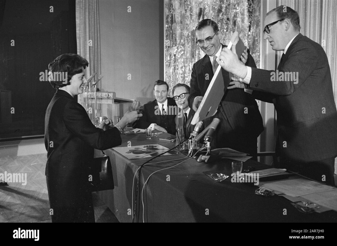 Press award for Bert Kroon van Dagblad De Tijd, Mayor Van Hall and Mrs ...