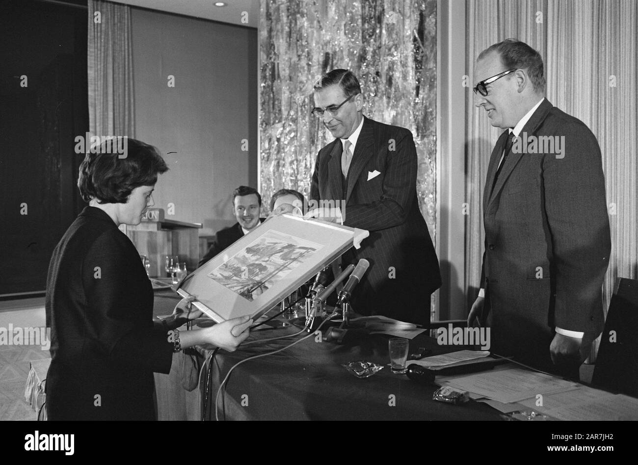 Press prize for Bert Kroon van Dagblad De Tijd, Mayor Van Hall and Mrs ...