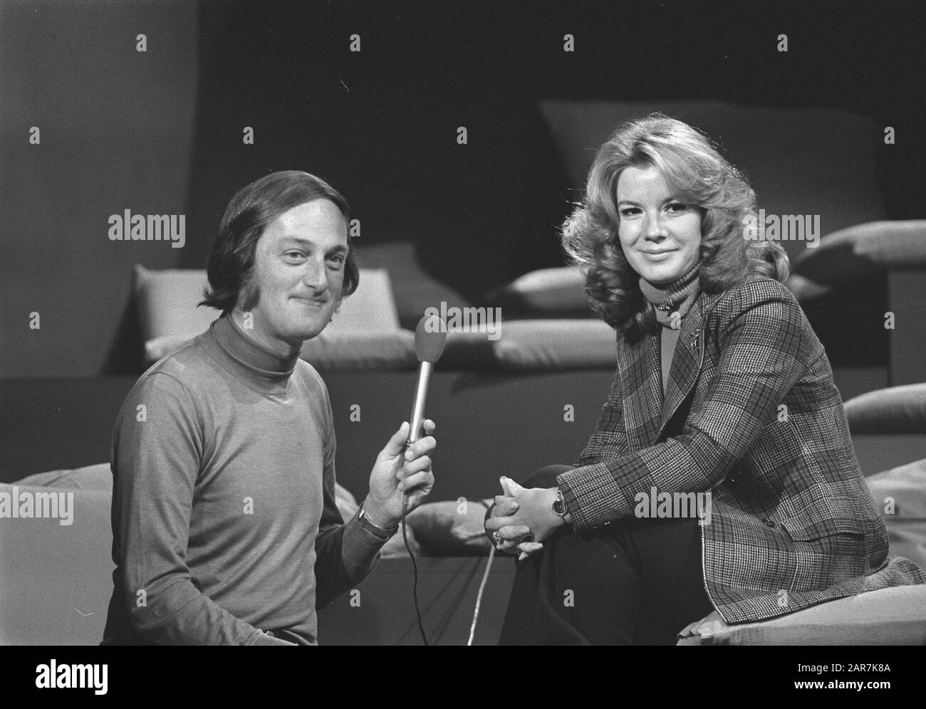 Pim Jacobs and Vicki Carr in the TV program 3 x 1 = 3 Date: October 23 ...