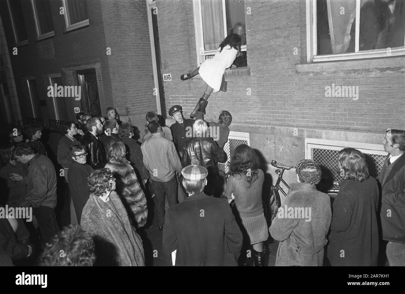 Police evacuates another occupied house in Sarphatistraat. People ...