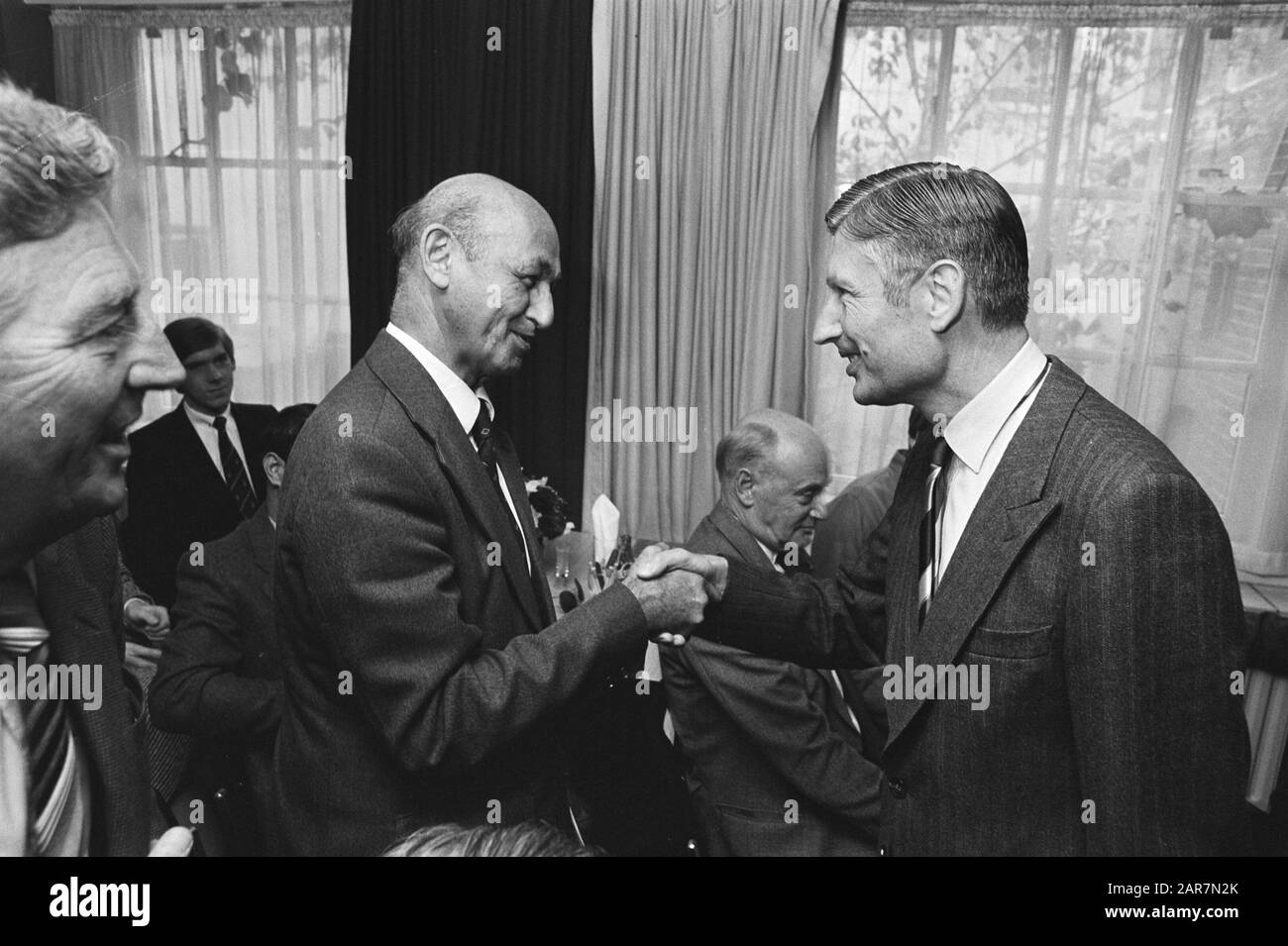 Manusama shake hands hi-res stock photography and images - Alamy