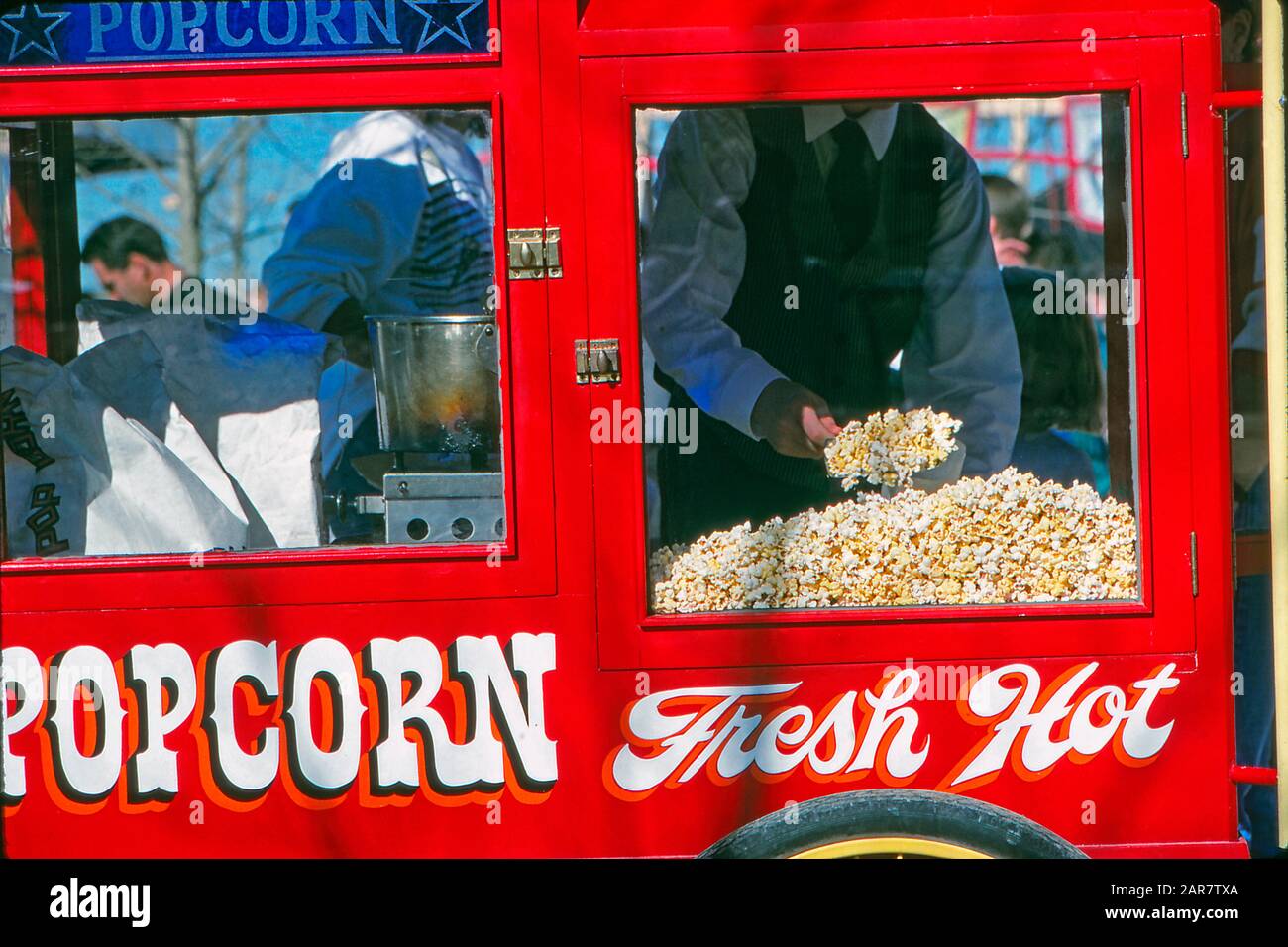 Vendor popcorn hi-res stock photography and images - Alamy