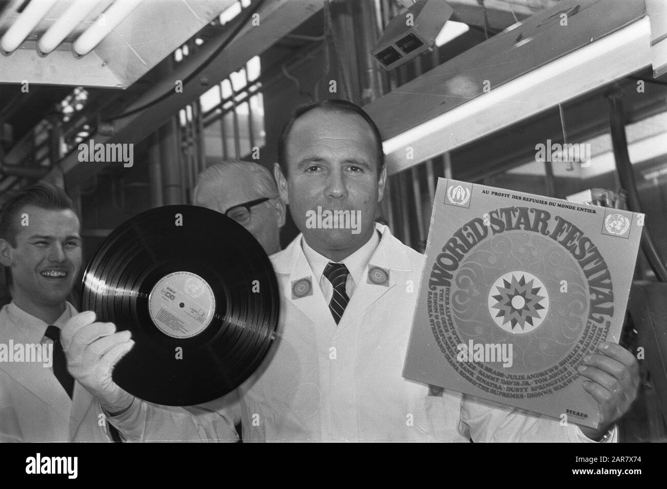 Prince Sadruddin Aja Khan squeezes 500.000th copy World Star Festival ...