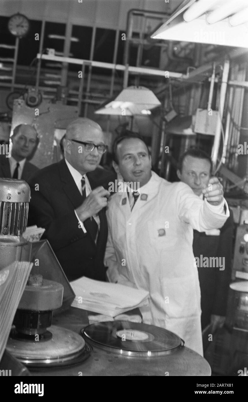 Prince Sadruddin Aja Khan squeezes 500.000th copy World Star Festival ...