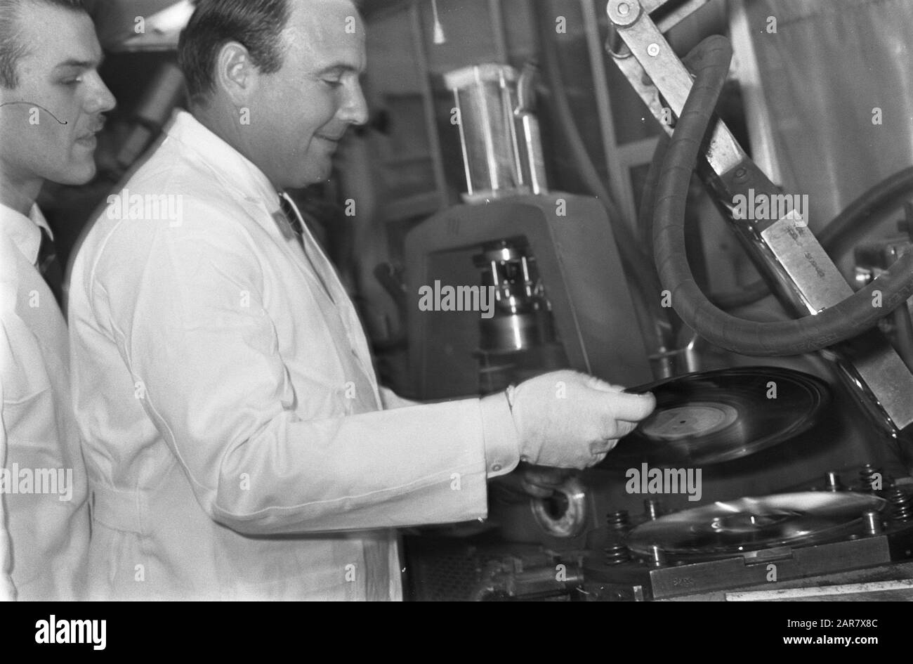 Prince Sadruddin Aja Khan squeezes 500.000th copy World Star Festival ...