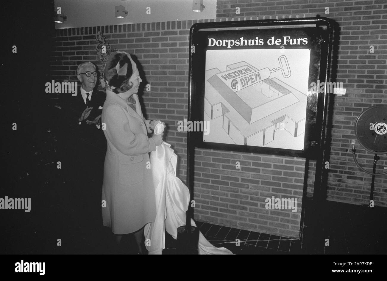 Princess Beatrix opens the village house Lage Vuursche Princess Beatrix ...