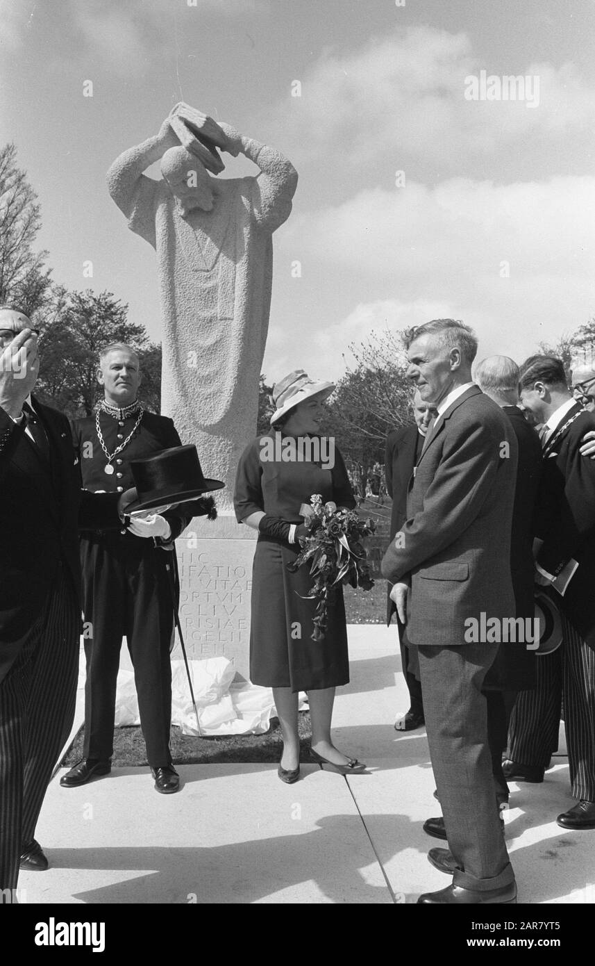 Princess Beatrix reveals Boniface monument in Dokkum princess and Mayor ...