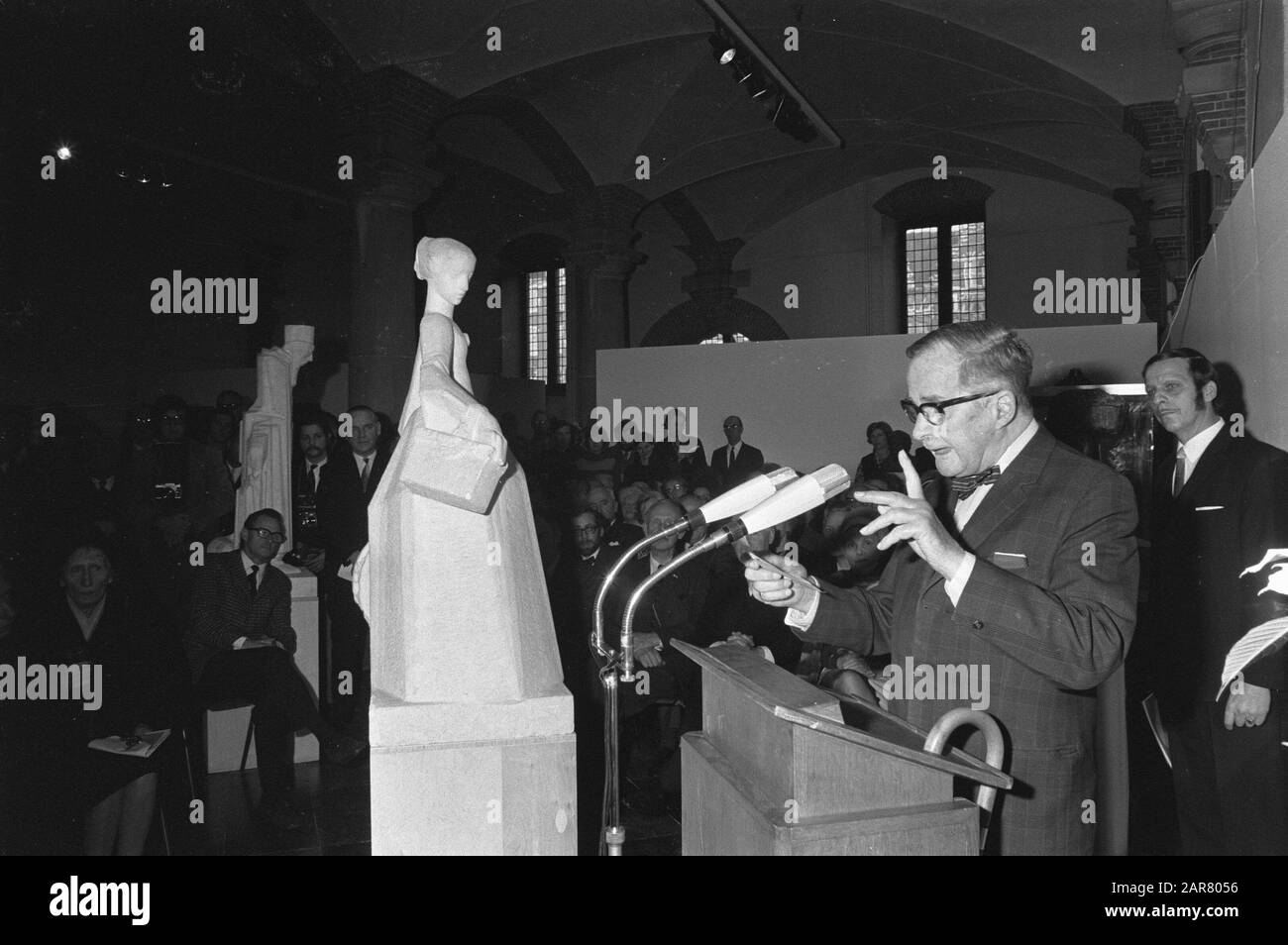 Princess Beatrix opens exhibition sculptures Prof. J. Bronner t.g.v ...