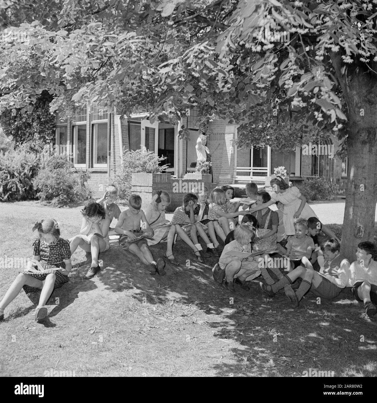 Princess Beatrix and Princess Irene at the Workshop Children's Community of Kees Boeke in ...