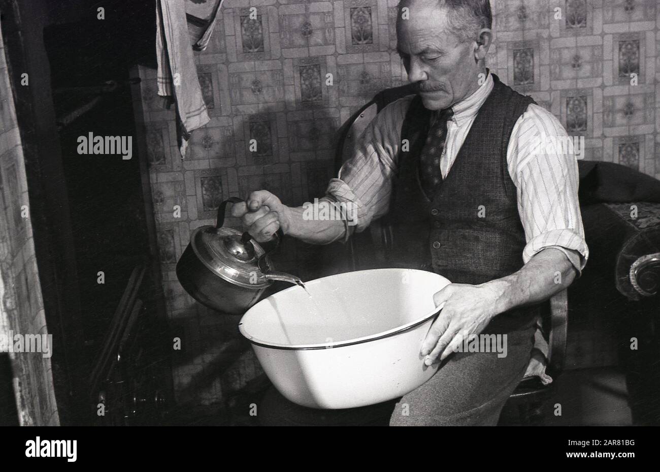 Man alcohol 1950s hi-res stock photography and images - Alamy