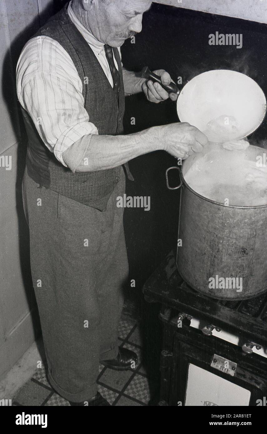 Man alcohol 1950s hi-res stock photography and images - Alamy