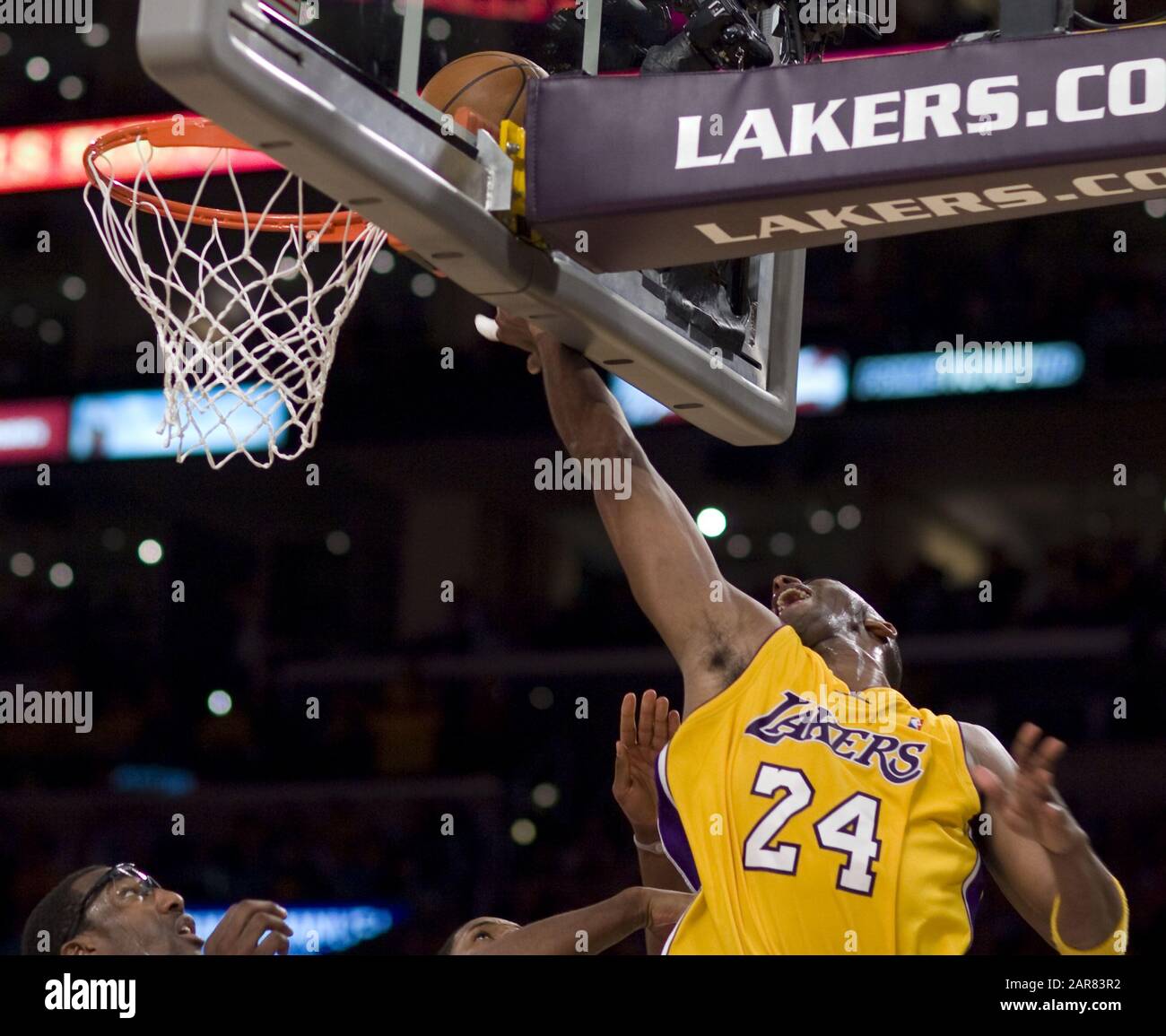 Kobe bryant lakers dunking hi-res stock photography and images - Alamy