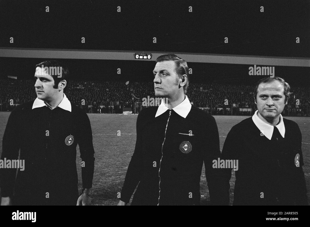 Shake hands soccer Black and White Stock Photos & Images - Alamy