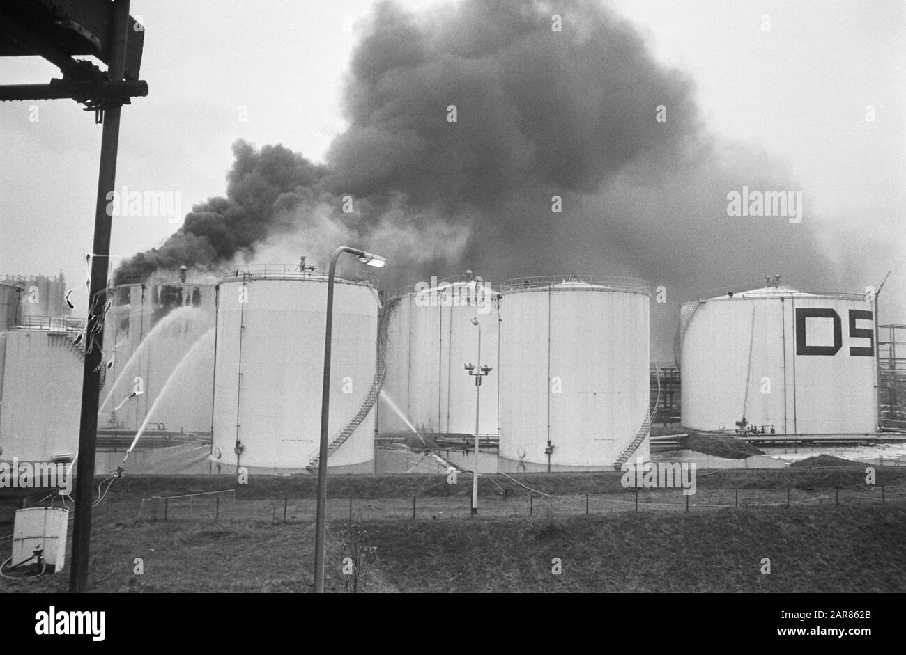 Burning storage tanks hi-res stock photography and images - Alamy