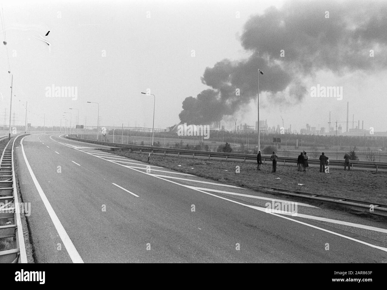 Disaster at DSM in Beek (Limburg); spectators watching clouds Date ...