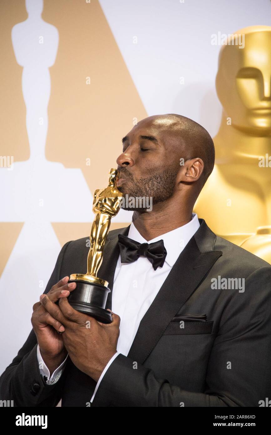 Kobe Bryant poses backstage with the Oscar® for best animated short ...