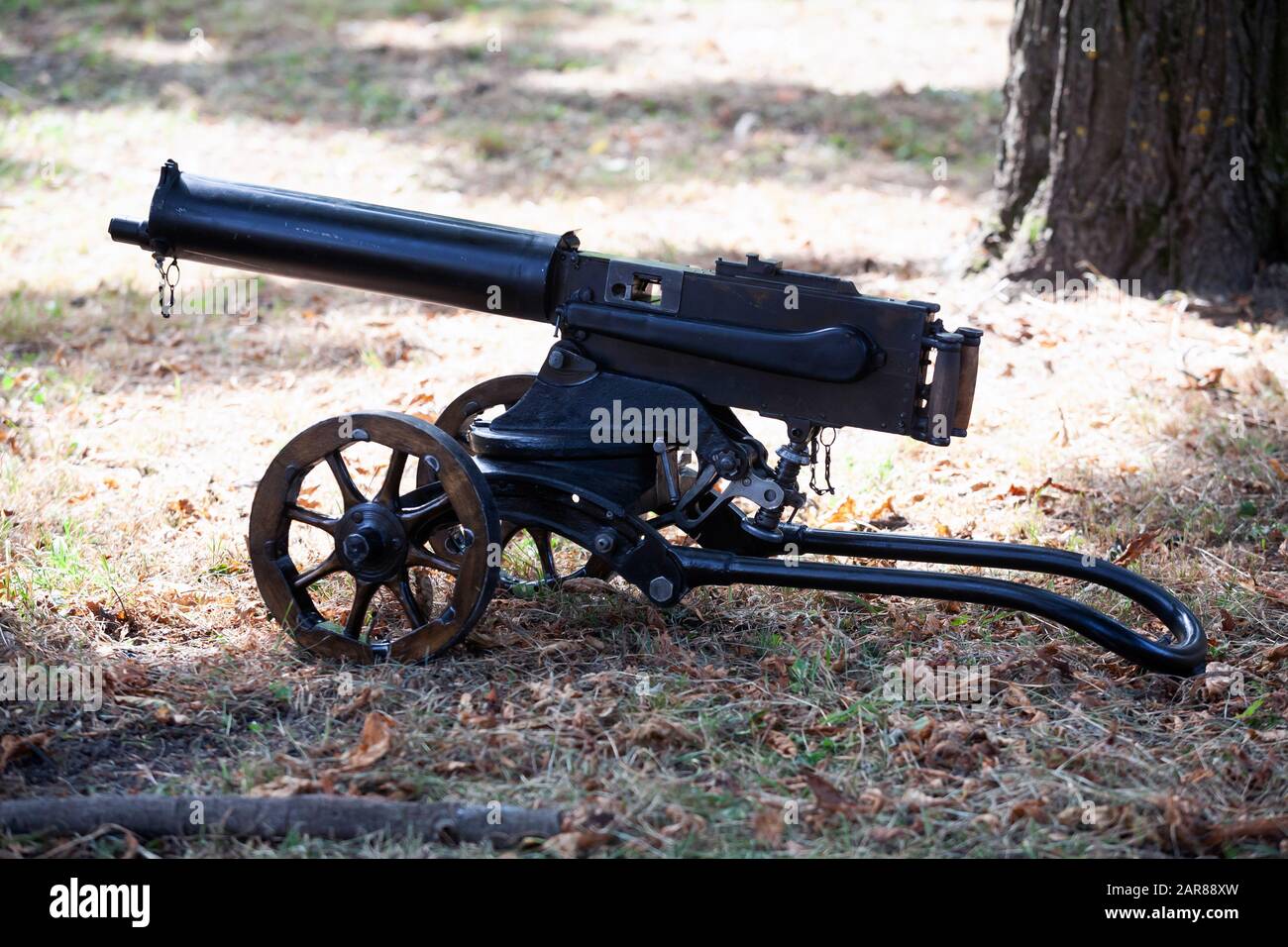 World War I Maxim gun - first recoil-operated machine gun in history ...