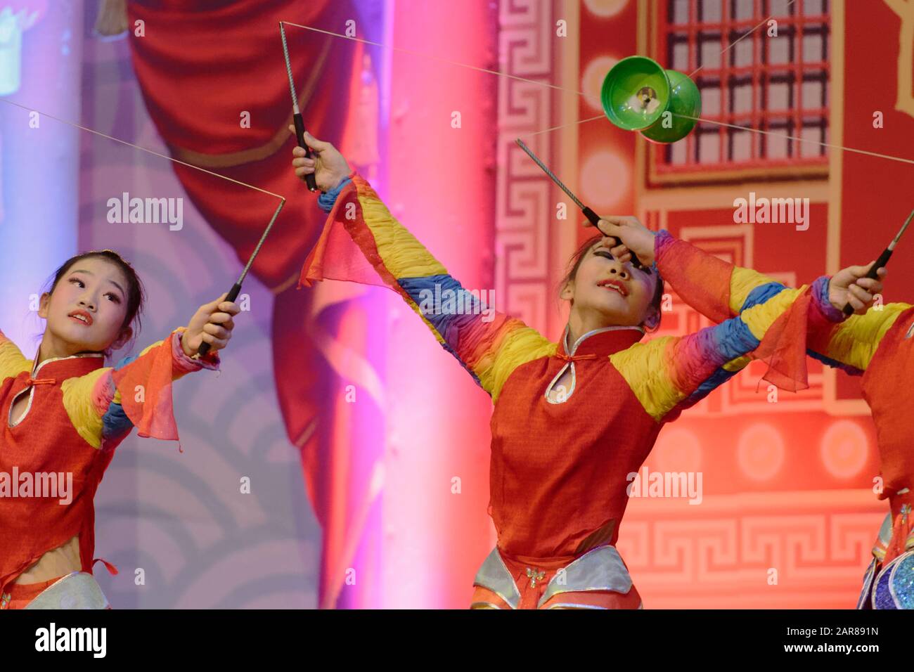 China acrobatic circus hi-res stock photography and images - Alamy
