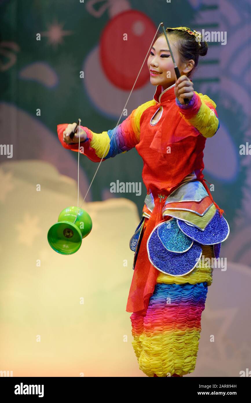 Chinese acrobatic show hi-res stock photography and images - Alamy