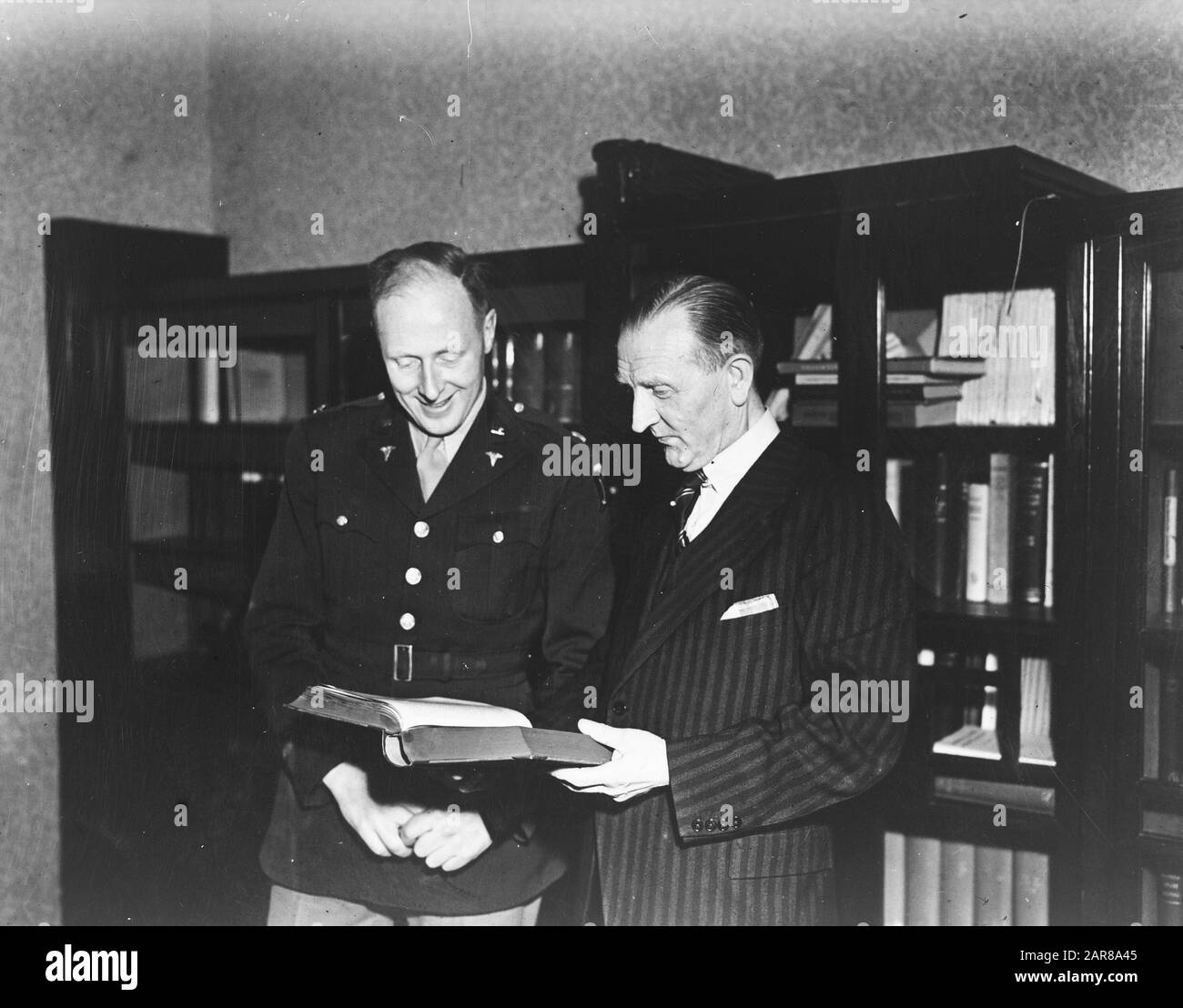 Wwii military doctors Black and White Stock Photos & Images - Alamy