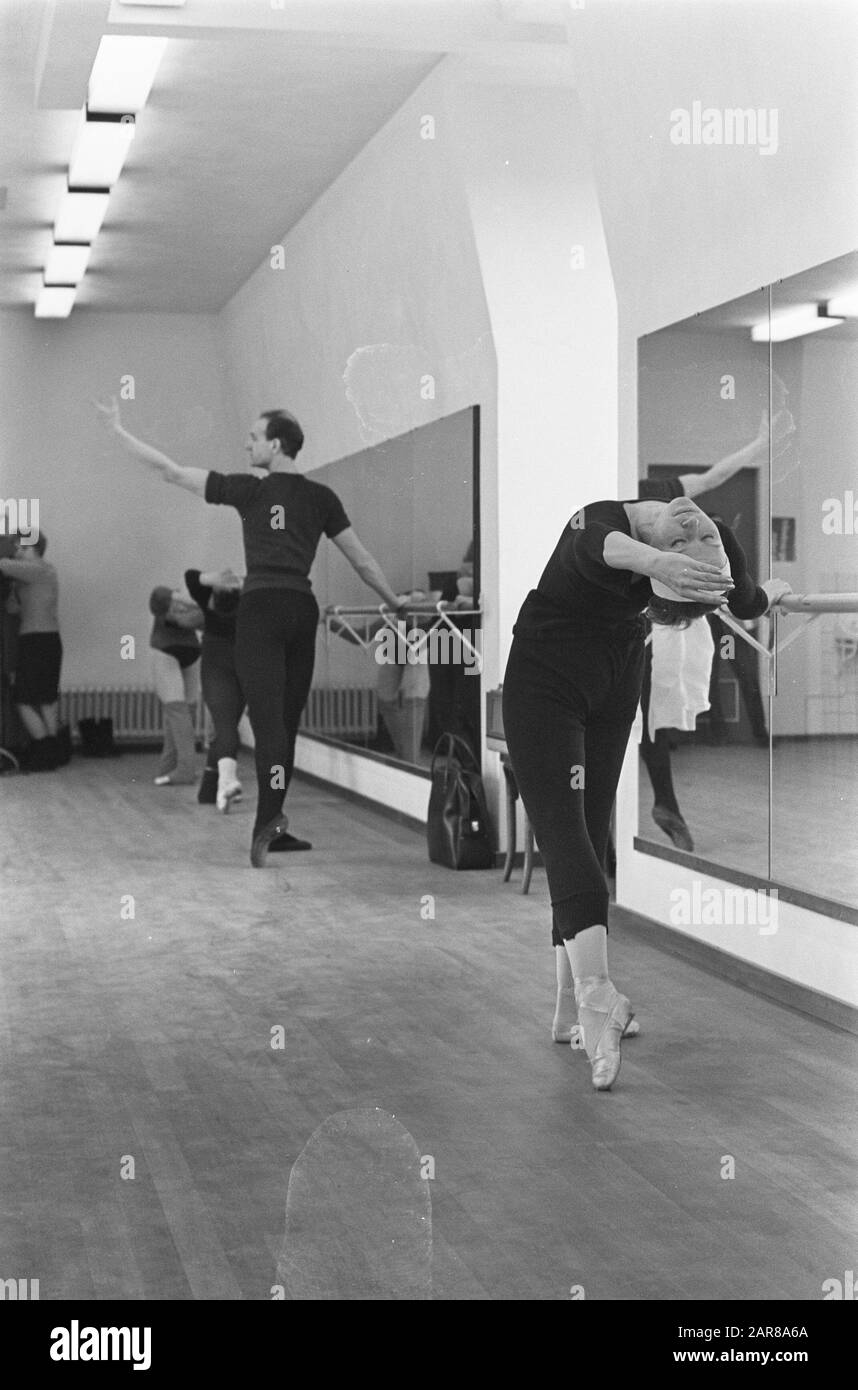Russian ballet group exercises in Stadsschouwburg Date: 6 February 1968 ...