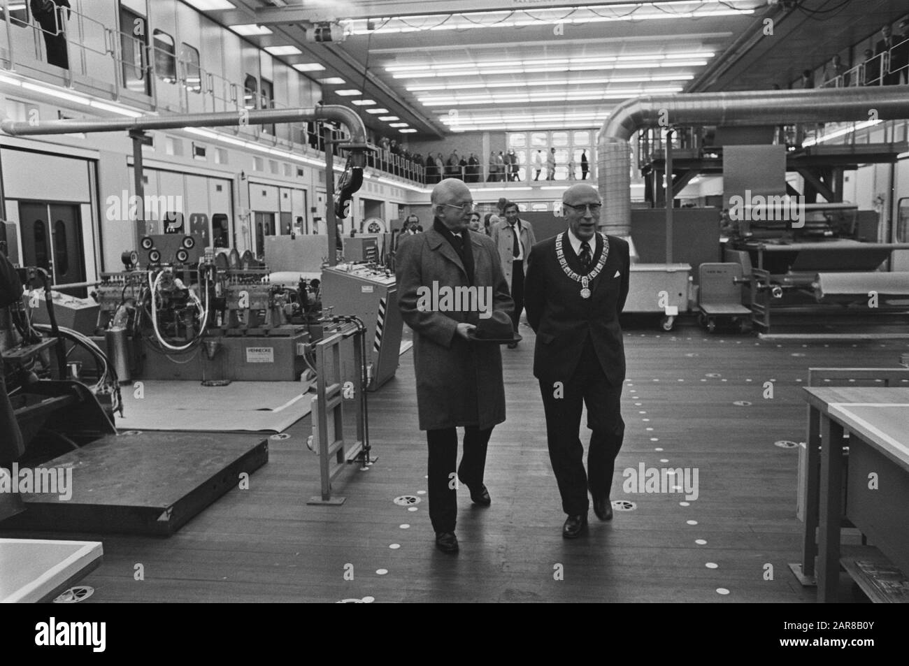 Samkalden opens new building Royal Shell Laboratory Date: April 8, 1976 ...