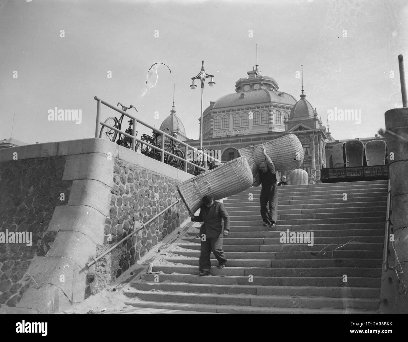 Scheveningen is preparing for the Easter print Date: April 3, 1958 ...