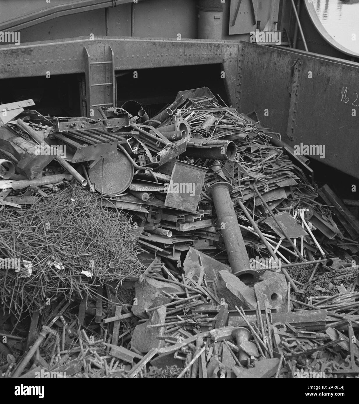 MN [Merchant Navy]/Anefo London series Scrap in the cargo compartment ...