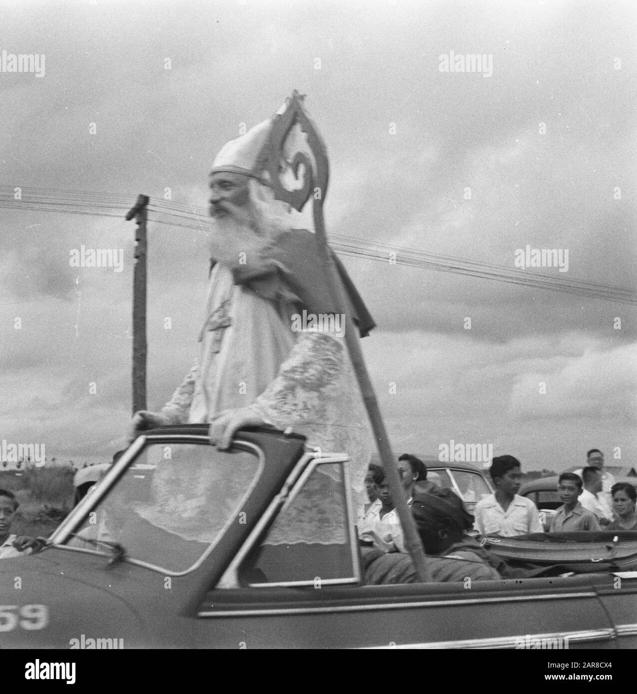 Sinterklaas in Batavia/Parade with cars Saint Nicholas and a Zwarte ...