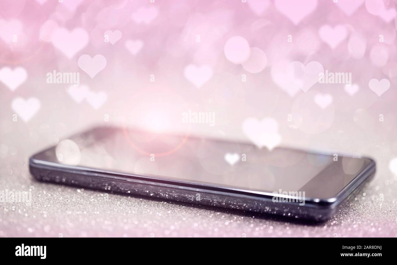Smart phone heart hi-res stock photography and images - Alamy