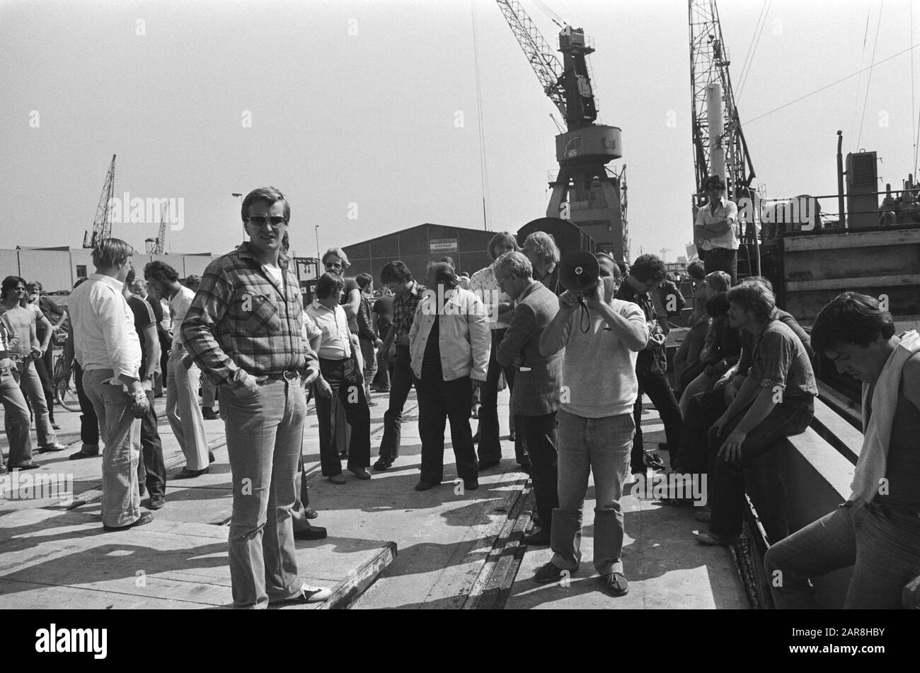 Havenstaking Rotterdam 1979 Striking dock workers call on working ...