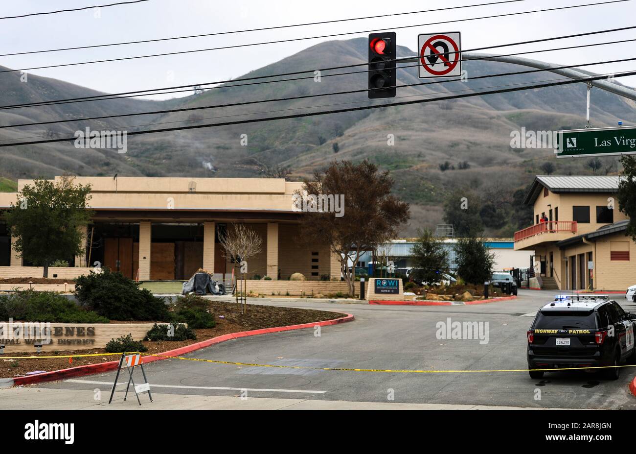 Calabasas, USA. 26th Jan, 2020. Police cordon off an area near the site ...