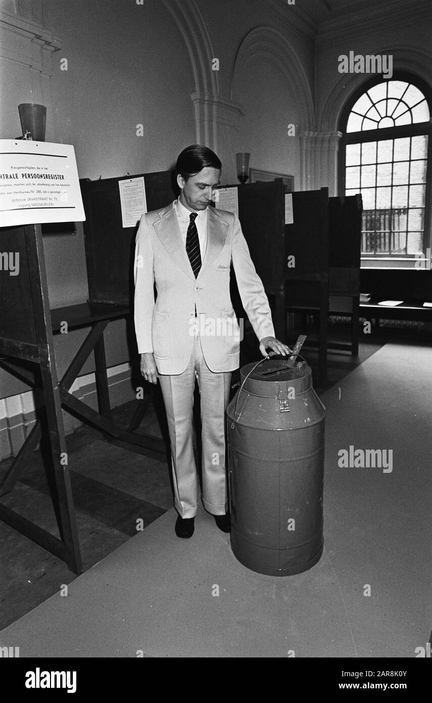Polling station people in Black and White Stock Photos & Images - Alamy