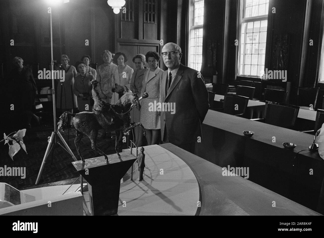Stichting Committee Statue Queen Wilhelmina offers Mayor Samkalden a ...