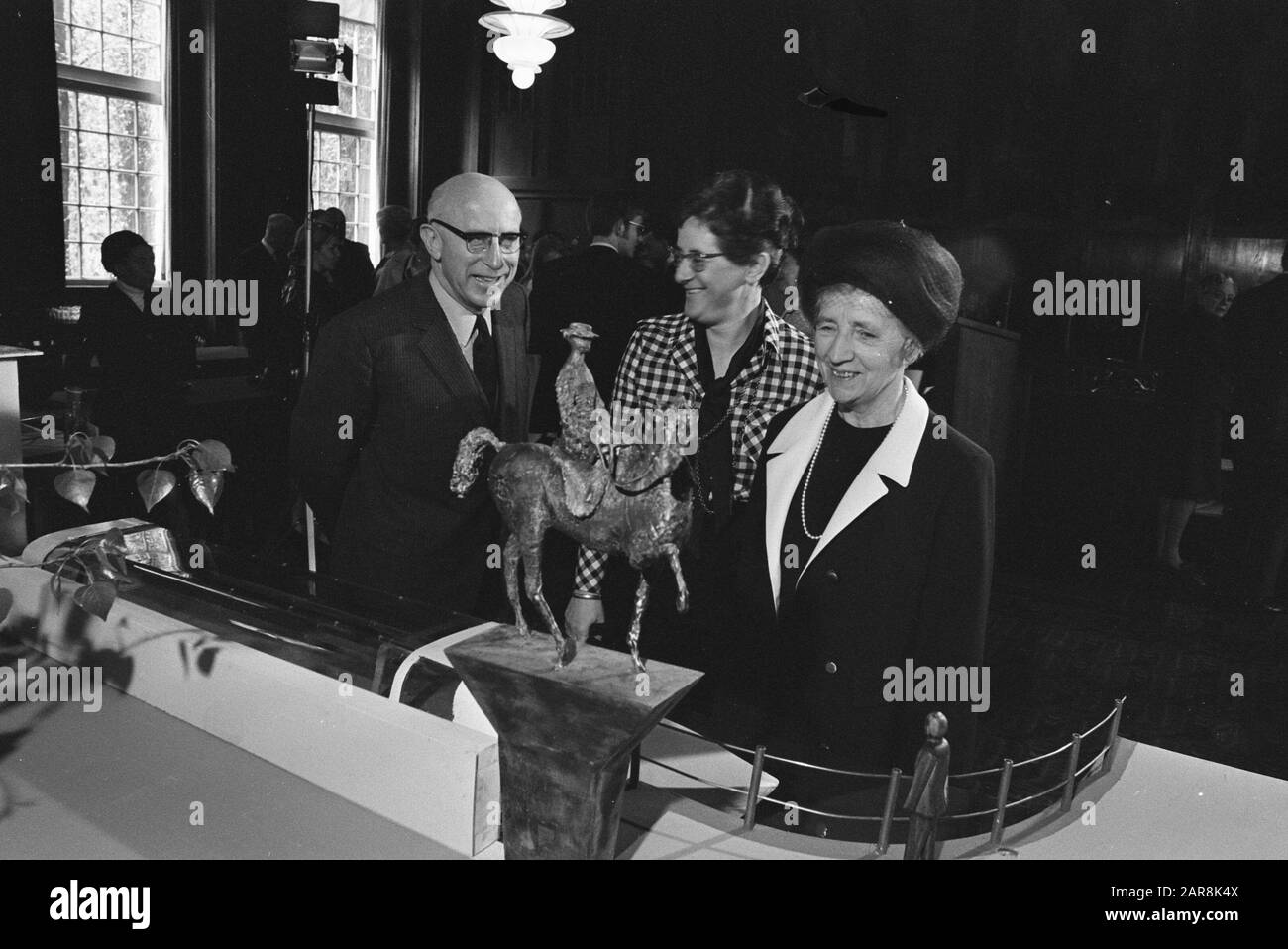 Stichting Committee Statue Queen Wilhelmina offers Mayor Samkalden a ...