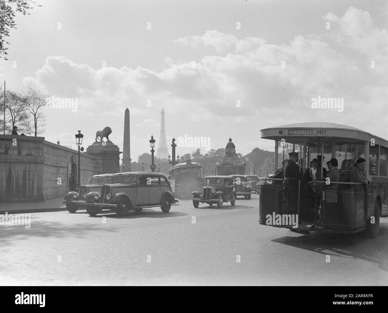Reportage Paris Street statue at the Place de la Concorde with car and ...