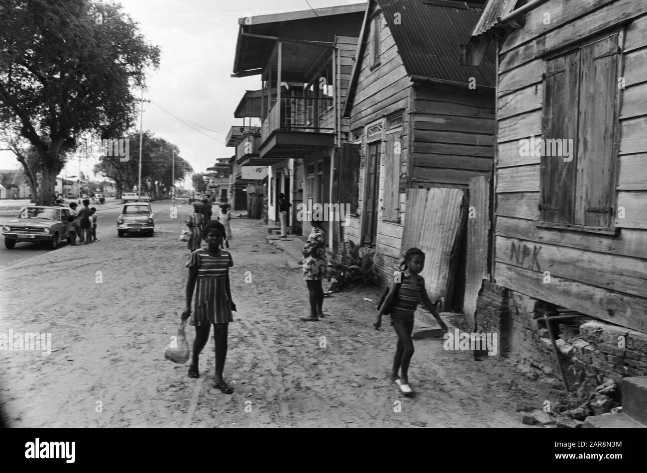 Suriname, The Erven, Poverty; people between their slum dwellings Date ...