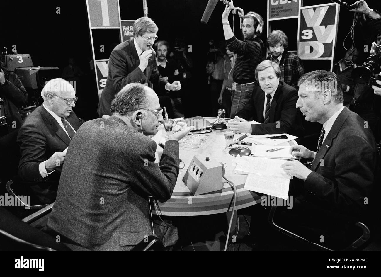 Leaders debate Black and White Stock Photos & Images - Alamy