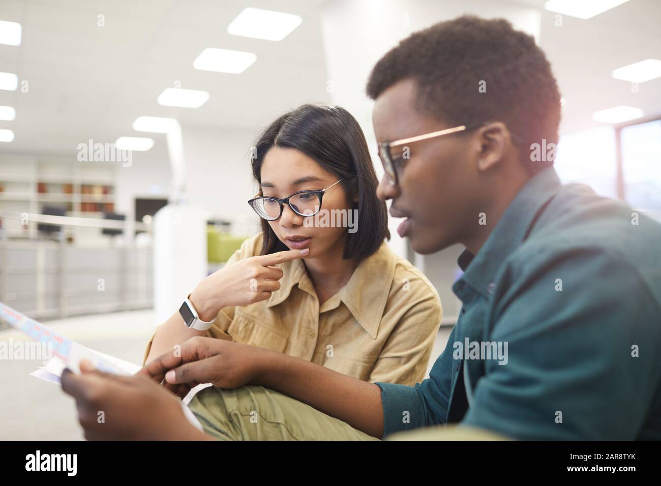 Asian college couple students hi-res stock photography and images - Alamy