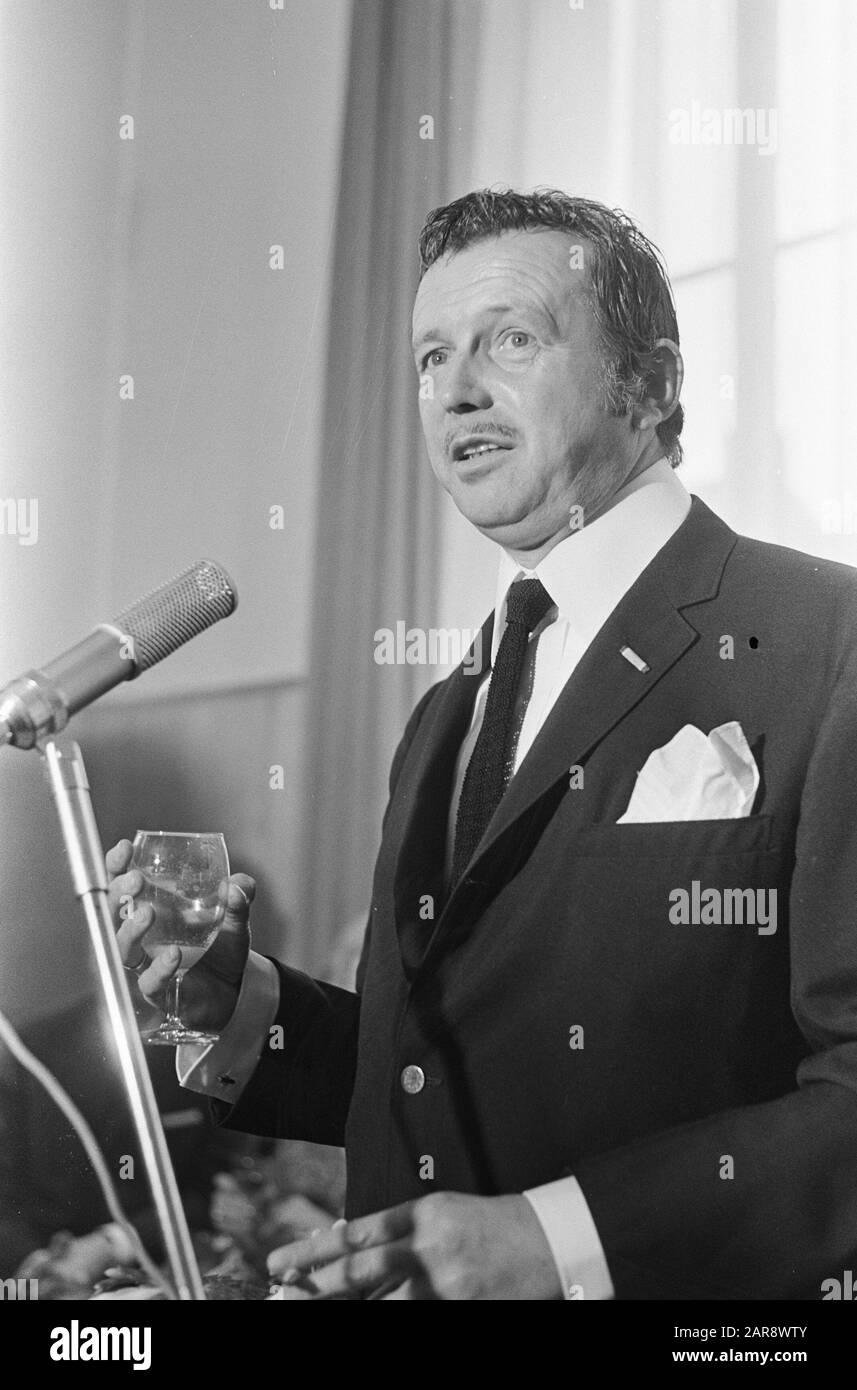 Toon Hermans conducted Utrechts Harmonie-Orchestra, Show Hermans (kop ...