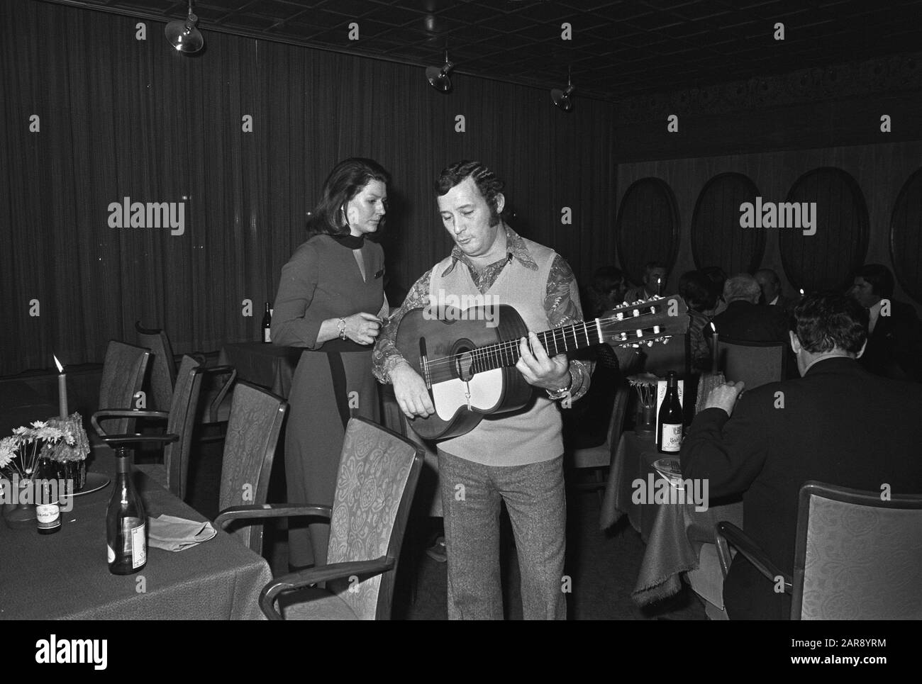 Troubadour in Esso Motor Hotel, assignment Het Parool Date: December 15 ...